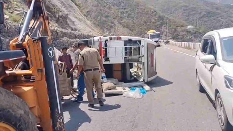 Devprayag: केदारनाथ जा रहे तीर्थयात्रियों का वाहन अनियंत्रित होकर पलटा ...