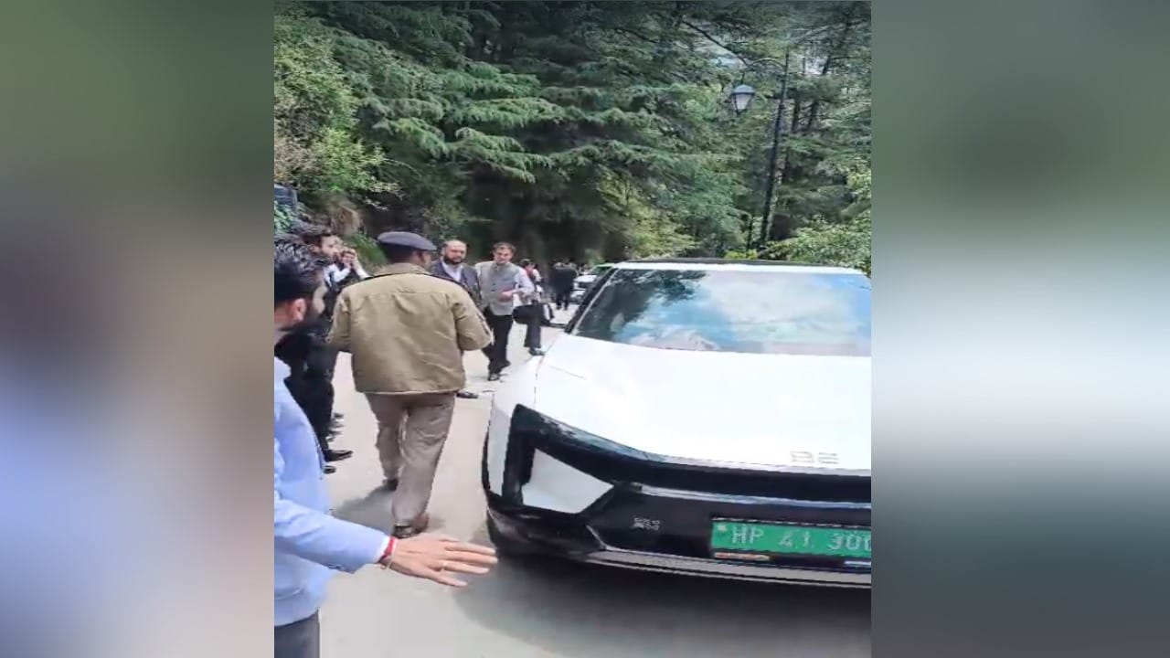 Shimla:अधिवक्ताओं की आपत्ति के बाद मंत्री विक्रमादित्य समेत कई नेताओं ...