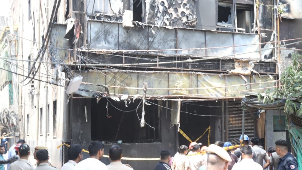 Delhi Fire:अंदर भीषण आग, बाहर इलेक्ट्रॉनिक लॉक, दिल्ली में कैसे जिंदा ...