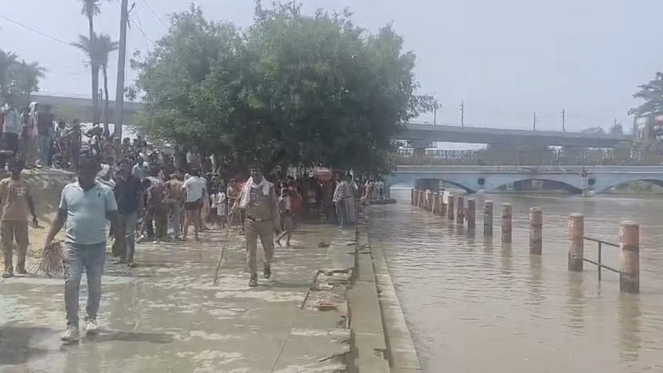 Ghaziabad:गंगनहर घाट में स्नान करने पर लगी रोक, श्रद्धालुओं को लौटाया ...