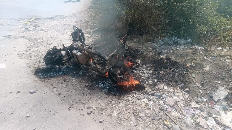 Kanpur:चलते-चलते इलेक्ट्रिक स्कूटी में लगी आग, शॉर्ट सर्किट से हुआ ...