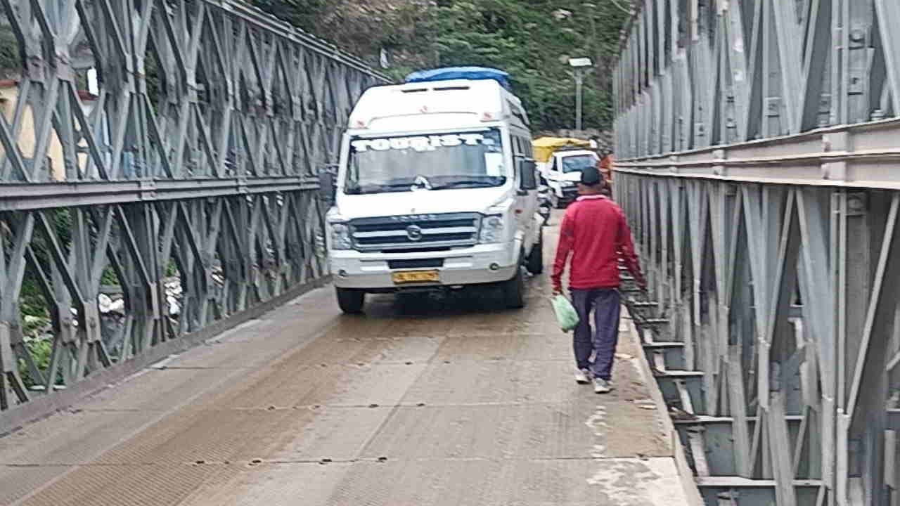 Chardham Yatra:गंगोत्री राष्ट्रीय राजमार्ग, कांप रहा गंगोरी बैली ब्रिज ...