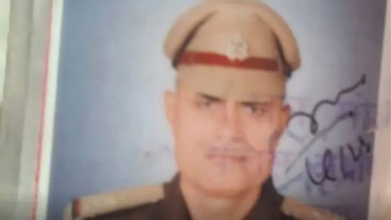 Budaun News:कमरे में फंदे से लटका मिला दरोगा का शव, पुलिस ने दरवाजा ...