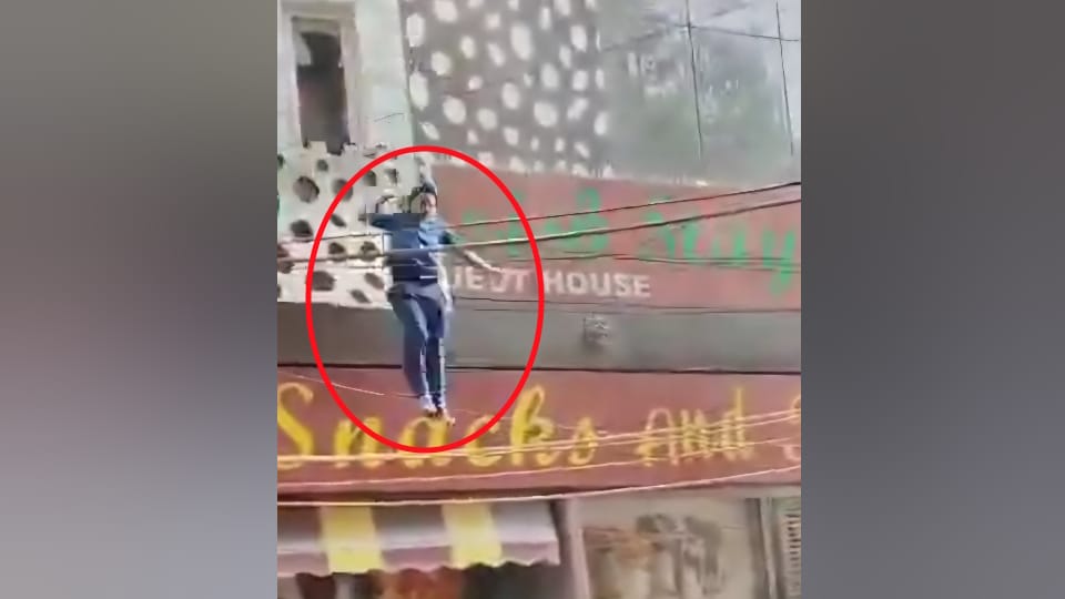 दिल्ली अग्निकांड:रियाजुद्दीन ने पेश की इंसानियत की मिसाल, बेटे के साथ ...