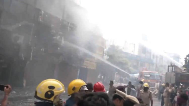 Hyderabad:हैदराबाद के अमीरपेट में कमर्शियल कॉम्प्लेक्स में लगी भीषण आग ...