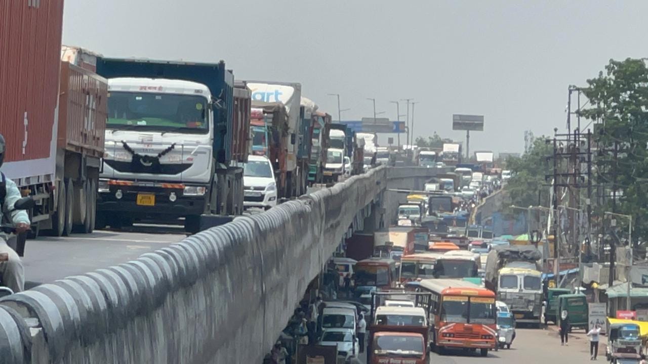 Kanpur:11 Km तक रेंगते रहे वाहन, रामादेवी फ्लाईओवर की मरम्मत ने बढ़ाई ...