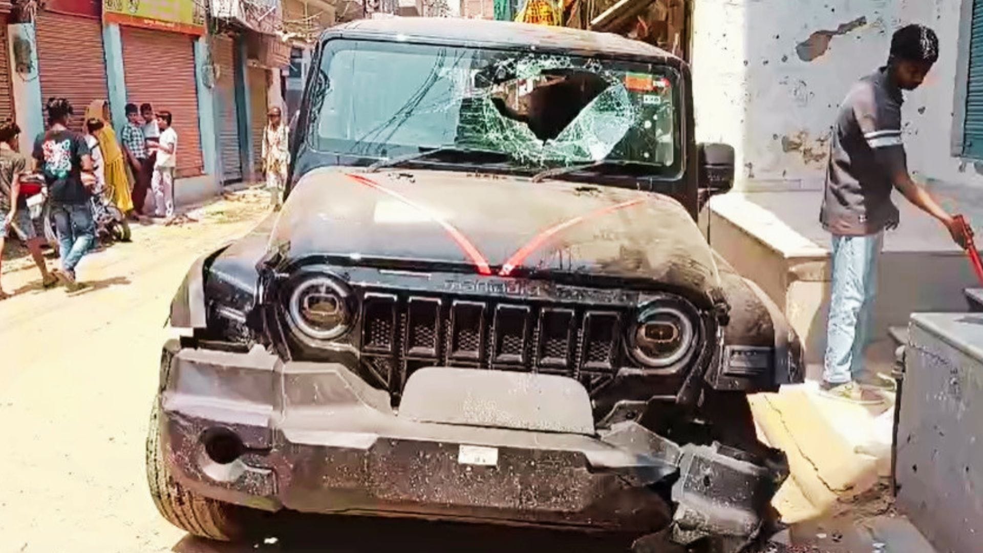 बेकाबू थार ने मचाया कहर:बाइक को टक्कर मारने के बाद कई लोगों को रौंदा ...