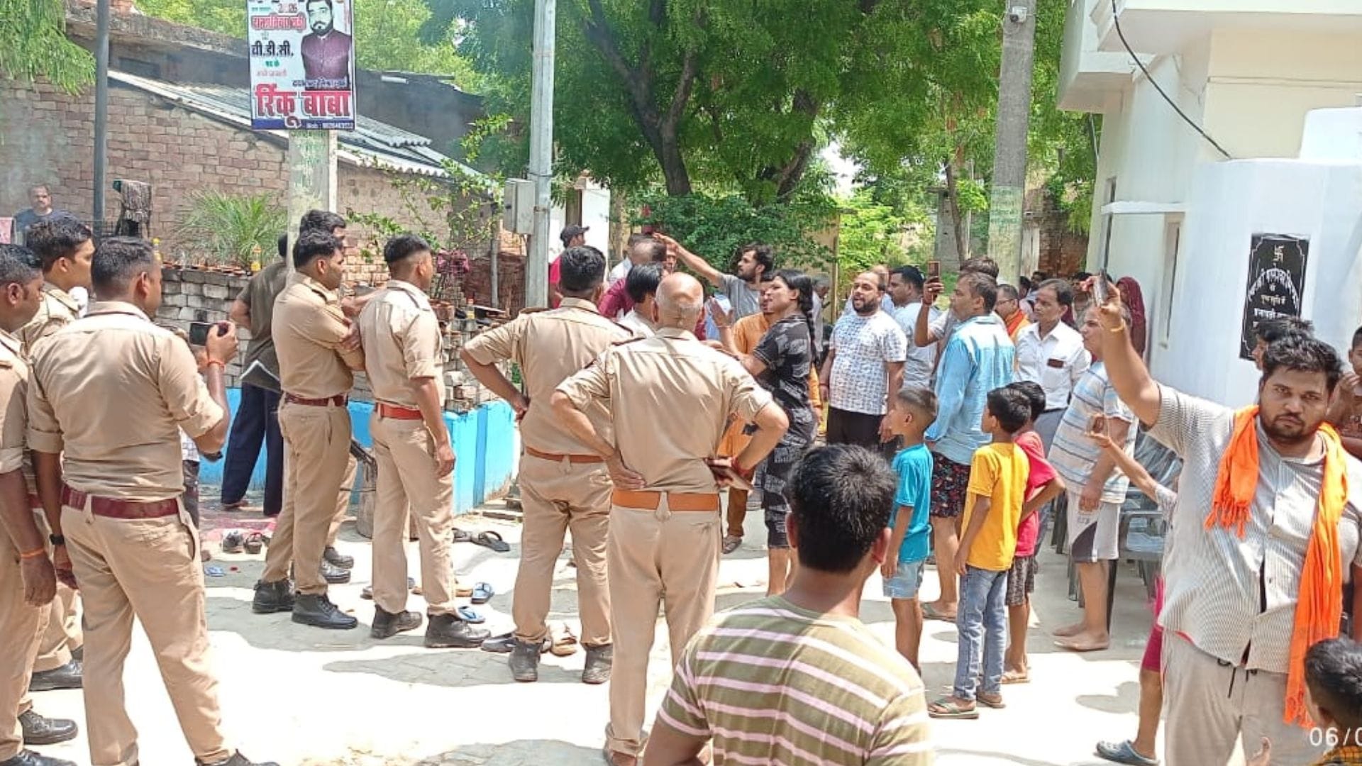 शनिदेव मंदिर बना रणक्षेत्र:पुजारी को लेकर बवाल, दो पक्षों में हाथापाई ...