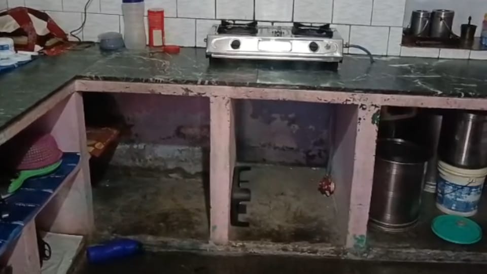 Up:फ्रिज का टूटा गेट, रसोई का बिखरा सामान, आखिरी वक्त में बुरी तरह ...