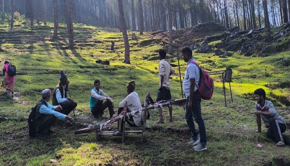 डोली बनी सहारा:ढुगेंती गांव के लिए सड़क आज भी सपना, बीमार बुजुर्ग को दो ...