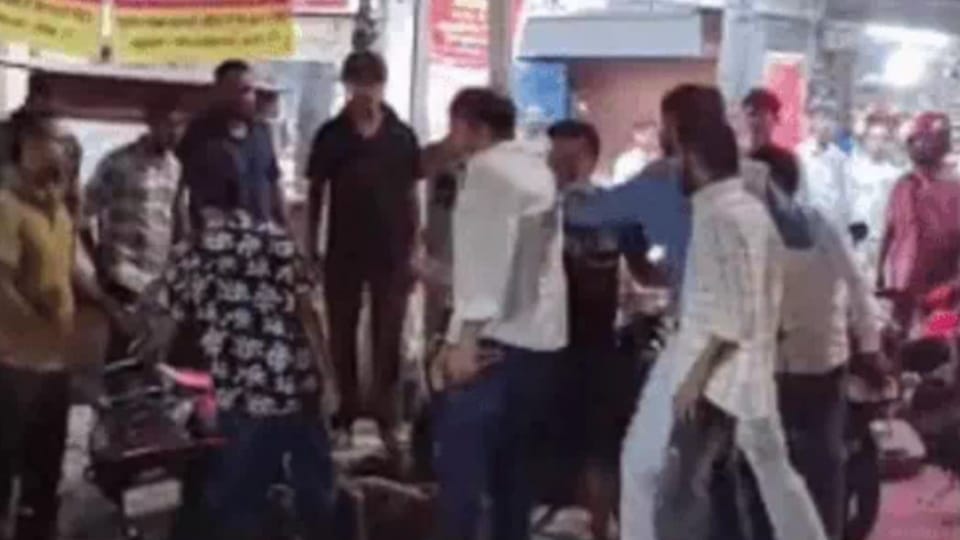 सहस्त्रधारा रोड पर दिव्यांग युवक से मारपीट:युवकों ने लाठी-डंडों से किया ...