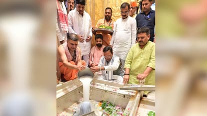 Up News:पंकज चौधरी ने विश्वनाथ मंदिर में रुद्राभिषेक कर लिया आशीर्वाद ...