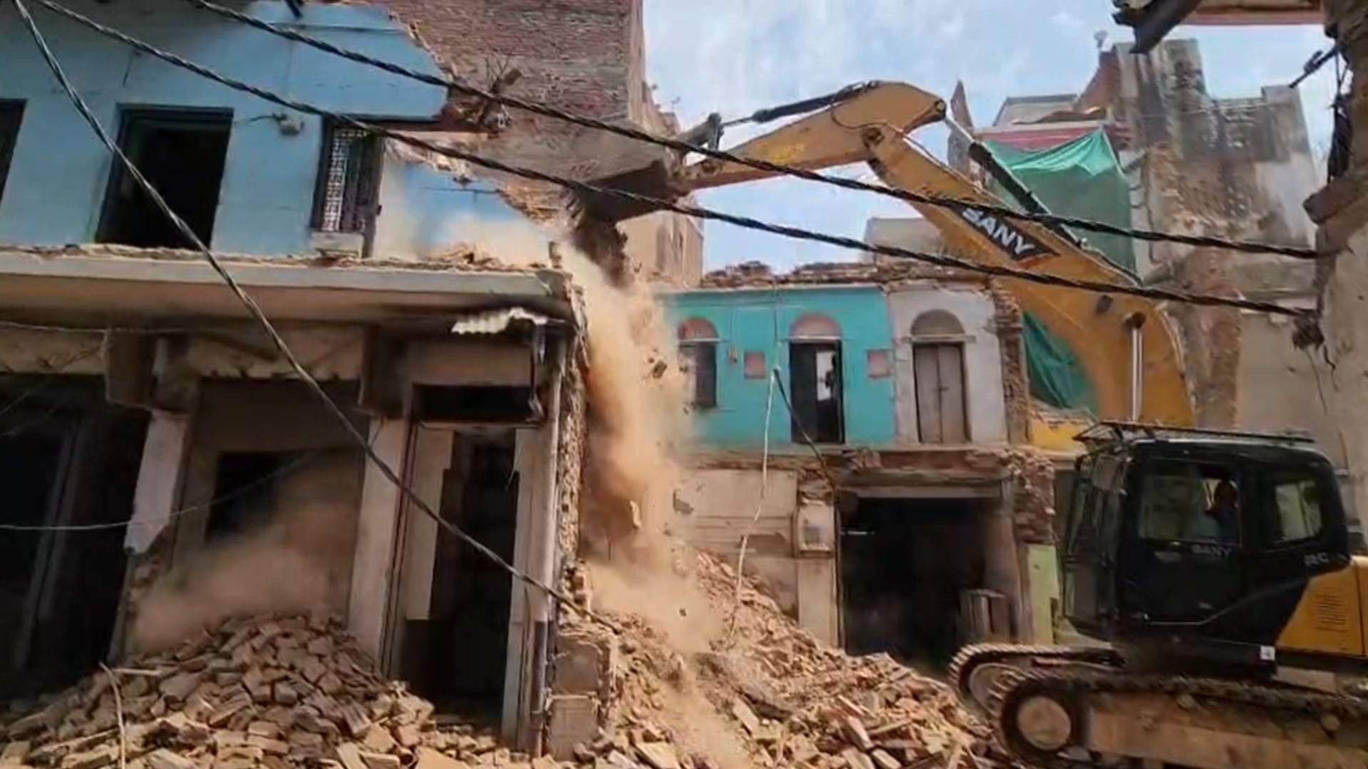 Varanasi News:डालमंडी में 19 भवनों पर चला बुलडोजर, जुलाई अंत तक सड़क ...