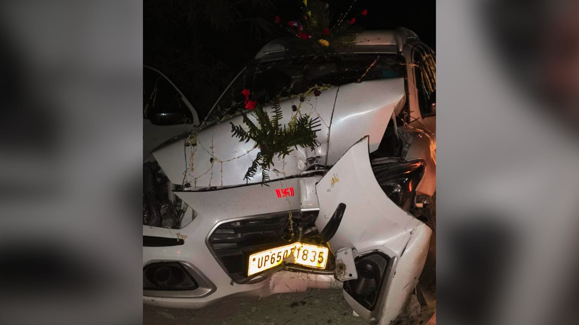 डिवाइडर से टकराई तेज रफ्तार कार:दूल्हा, दुल्हन समेत पांच लोग घायल, हालत ...