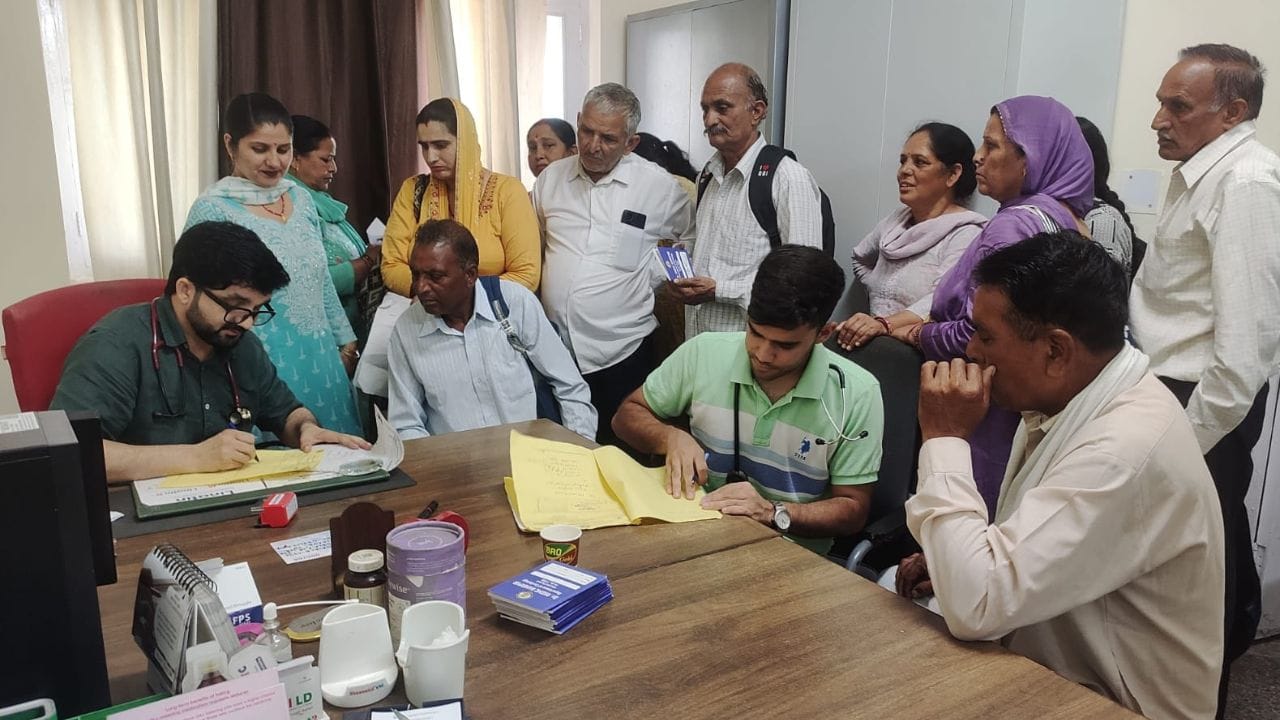 Himachal News:तबादला आदेश हाथ में, फिर भी मरीजों की सेवा में जुटे रहे ...