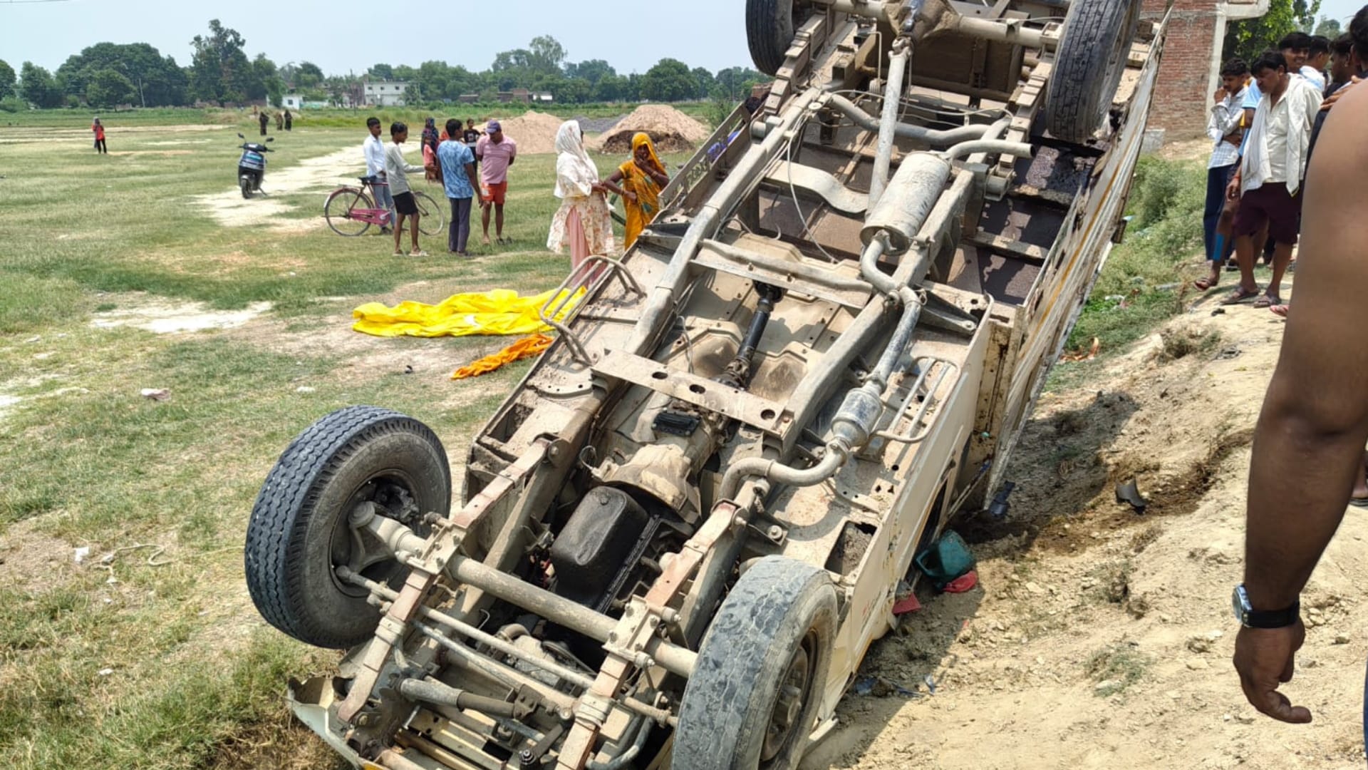 Prayagraj :निशान चढ़ाने जा रहे श्रद्धालुओं की पिकप बहरिया में पलटी, 12 ...