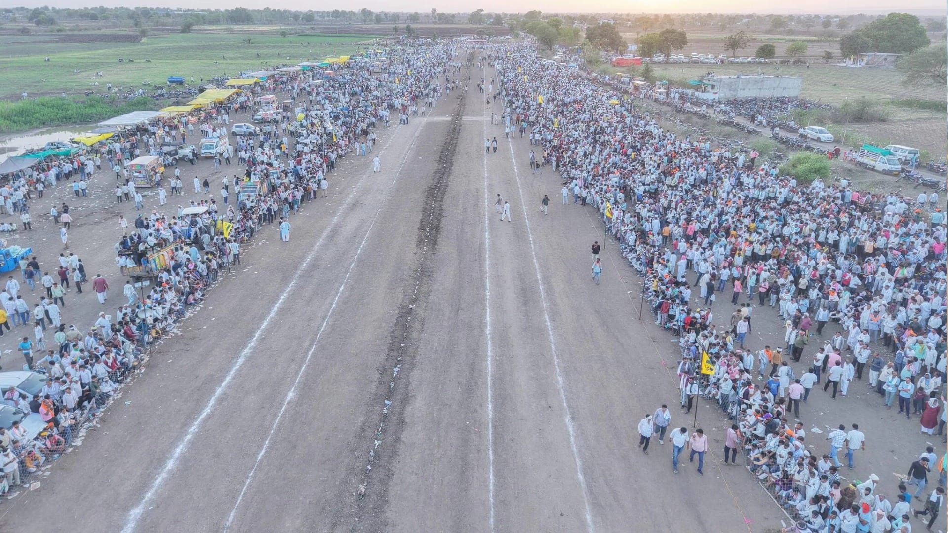 Crowds Gathered For The Bullock Cart Race In Dewas, The Pair Of Shera ...
