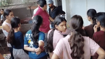 Indore News:हॉस्टल के खाने में कीड़े-मकोड़े और सिगरेट निकलने का आरोप ...
