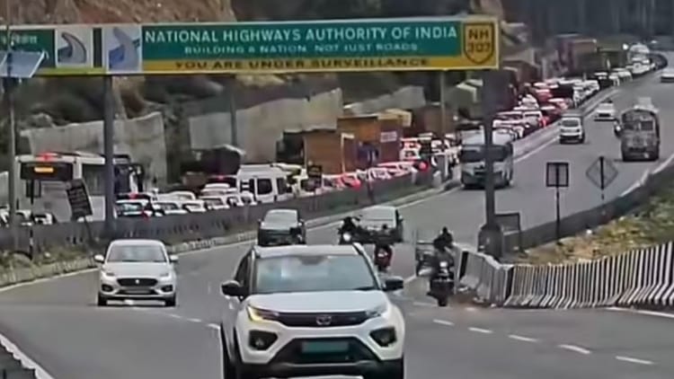 Uttarakhand:वीकेंड पर दून-दिल्ली एक्सप्रेसवे पर भीषण जाम, फंसे रहे वाहन ...