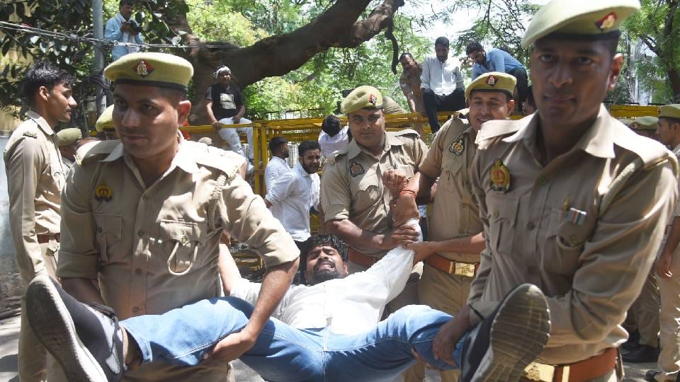 Up News:पेपर लीक के विरोध में राजधानी में कांग्रेस का प्रदर्शन, पुलिस ...