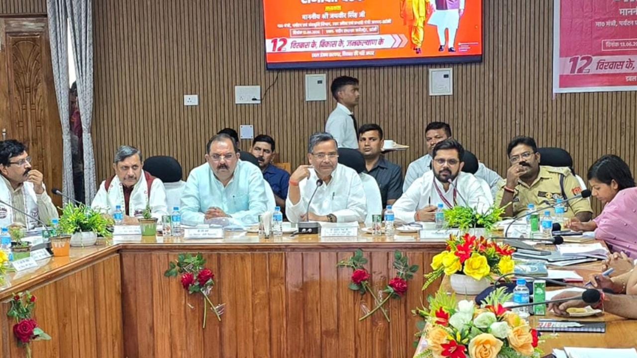 Jhansi:समीक्षा बैठक में प्रभारी मंत्री का बिजली और पानी पर रहा फोकस ...