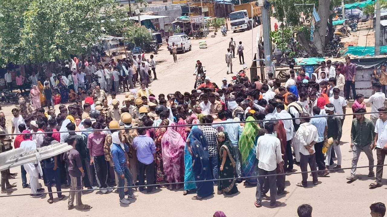 Lalitpur:सड़क पर शव रख परिजनों का प्रदर्शन, कार की टक्कर से बाइक सवार ...