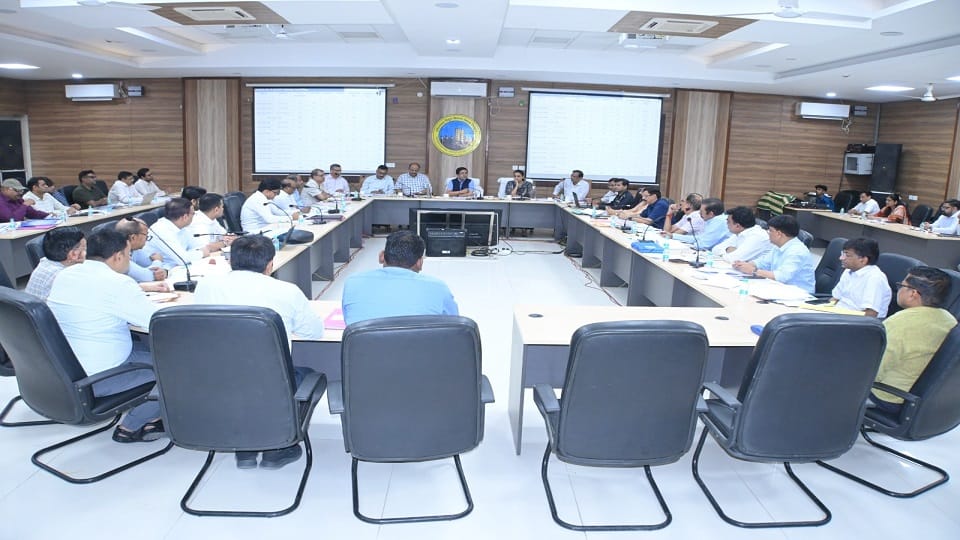 Up:बैठक में बिना तैयारी के पहुंचे अफसर, अपर मुख्य सचिव का फूटा गुस्सा ...