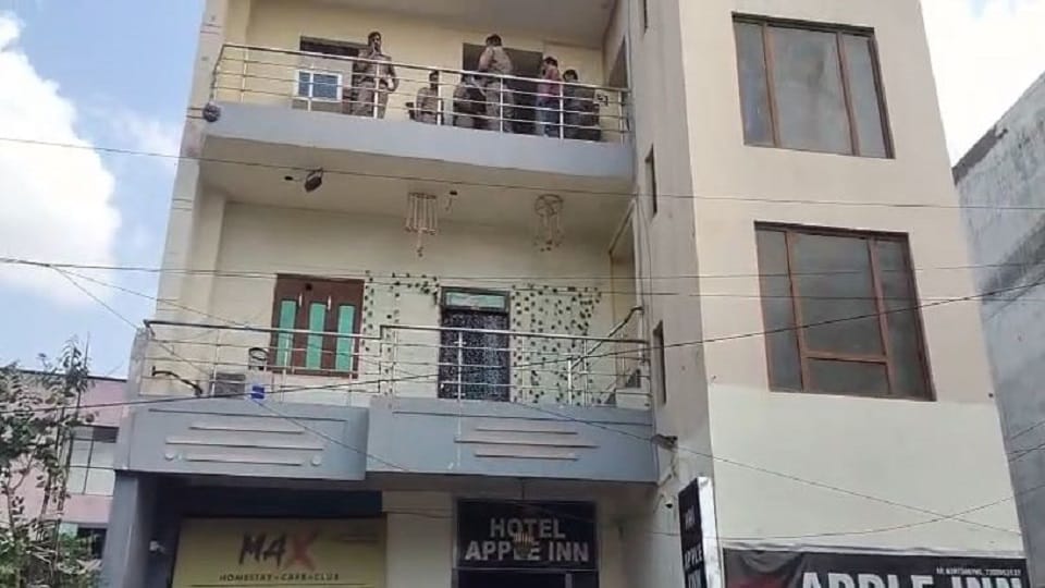 Agra News:होटल के कमरे में मिली खून से सनी लाश, युवक ने खुद को गोली ...