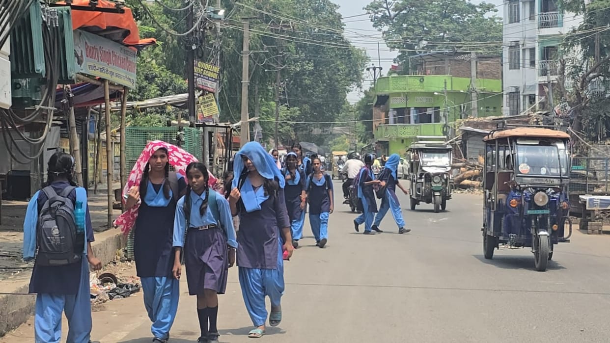 School News :भीषण गर्मी के कारण कक्षा 8वीं तक के सभी स्कूल बंद, डीएम का ...