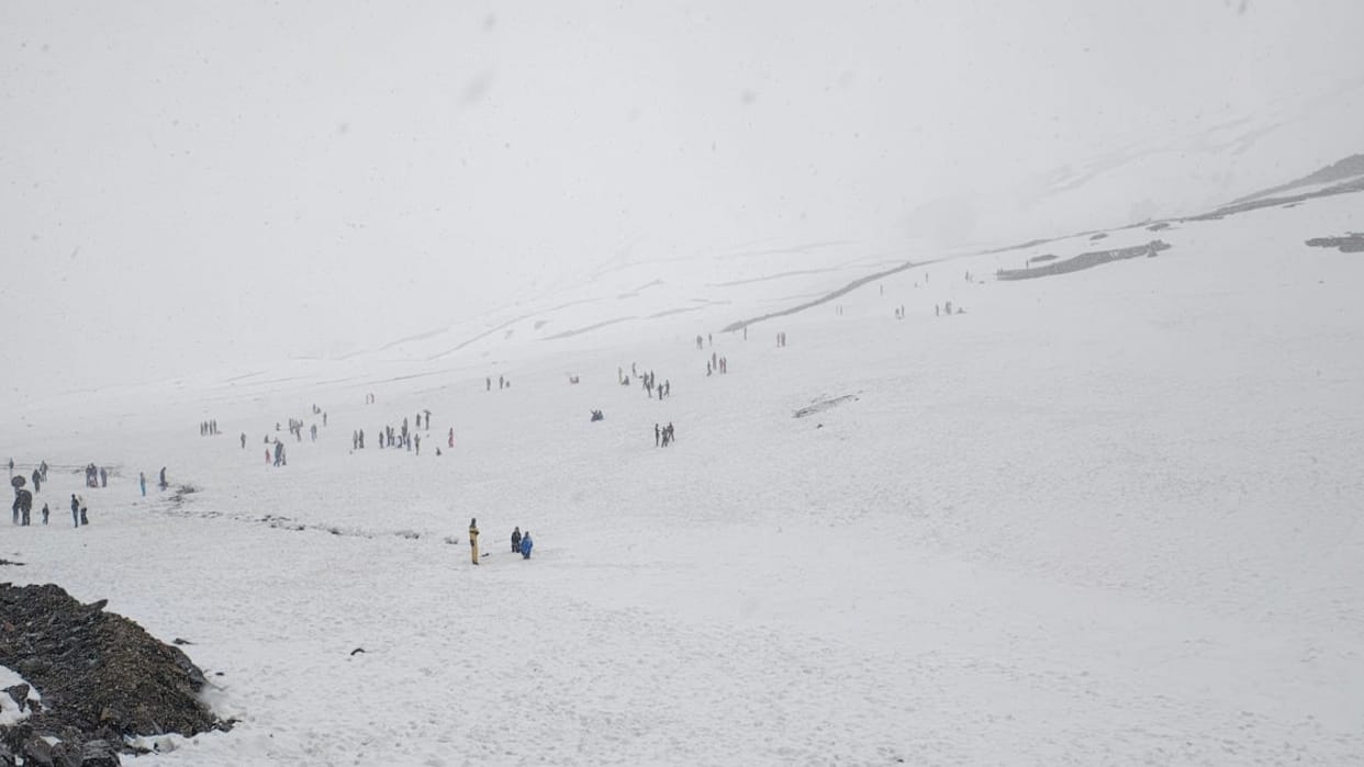 Himachal Weather:रोहतांग समेत चोटियों पर बर्फबारी, कुल्लू-चंबा में ...