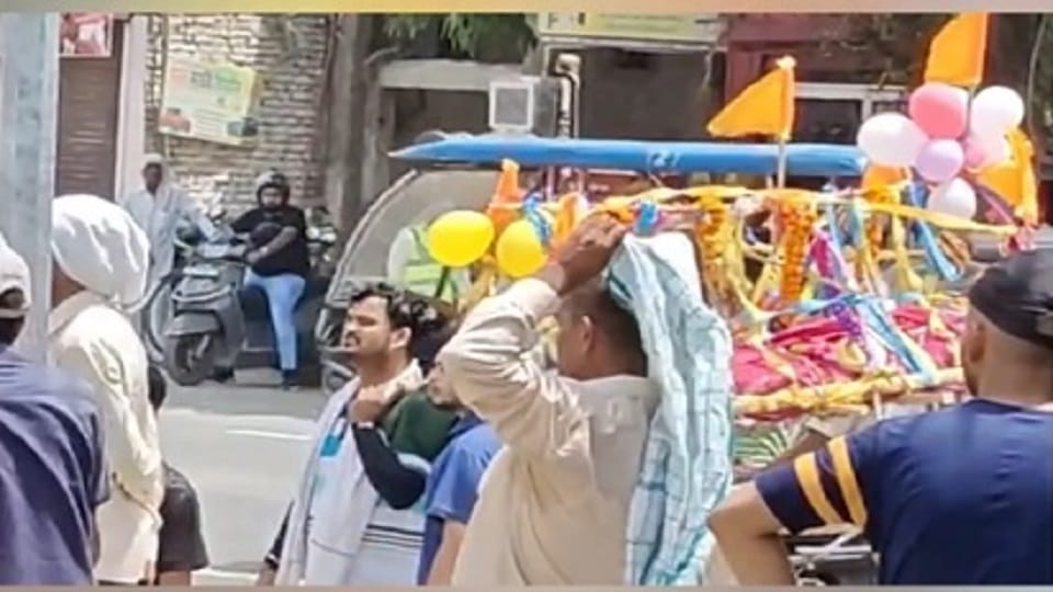 Aligarh:सीएम योगी की सुरक्षा के चलते मोक्षधाम के बाहर रुकी अर्थी, अंतिम ...