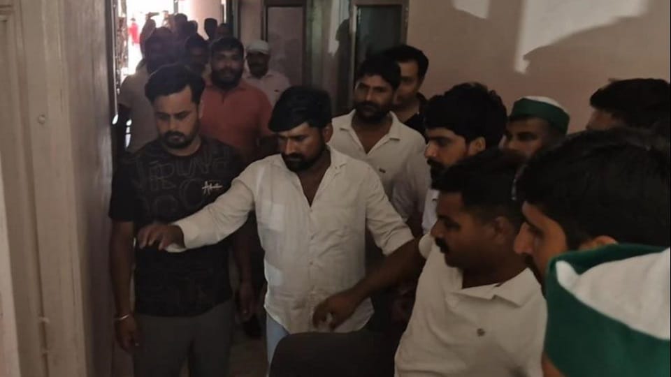 Saharanpur:लिंग भ्रूण जांच की सूचना पर निजी अस्पताल पर छापा, भाकियू ने ...