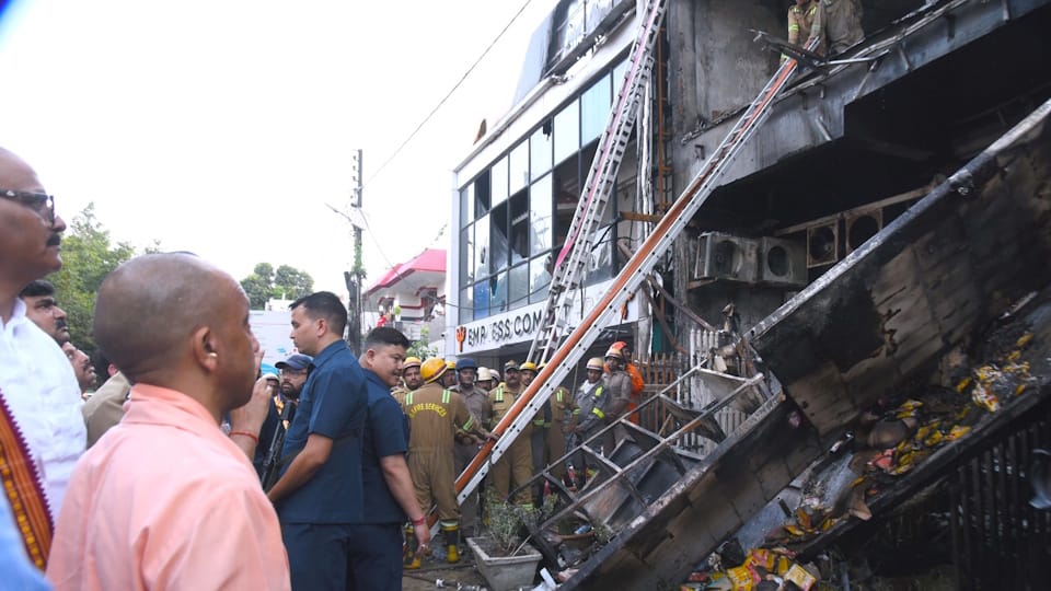 यूपी:सीएम योगी बोले-लखनऊ अग्निकांड पूरे प्रदेश के लिए चेतावनी, फायर ...