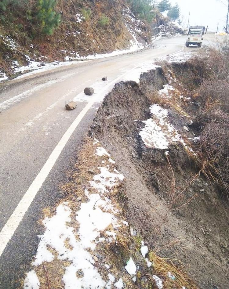Landslide Near Burgani Nala, Larikot Road Blocked, Kullu - Kullu News ...
