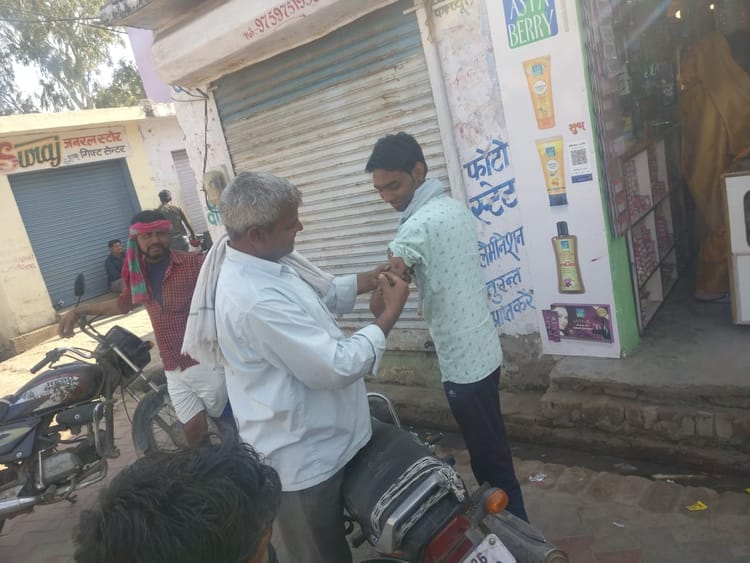 Untrained Doctor Injects Young Man On The Road - Hathras News - Hathras ...