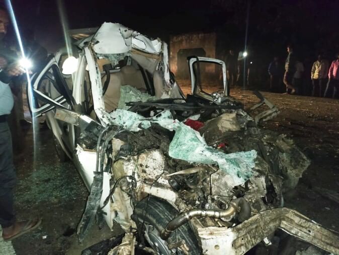 Shahjahanpur News:रोडवेज बस से भिड़ी कार, चालक की मौत - Car Collided ...