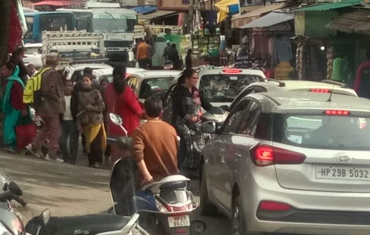 Lots Of Gulal Flowed In Joginder Nagar Bus Stand, Passengers Also ...