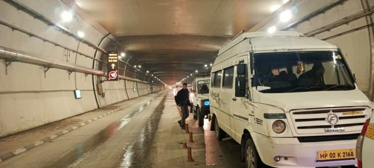 Kullu News:अटल टनल में बर्फबारी, सोलंगनाला में रोके पर्यटक वाहन ...