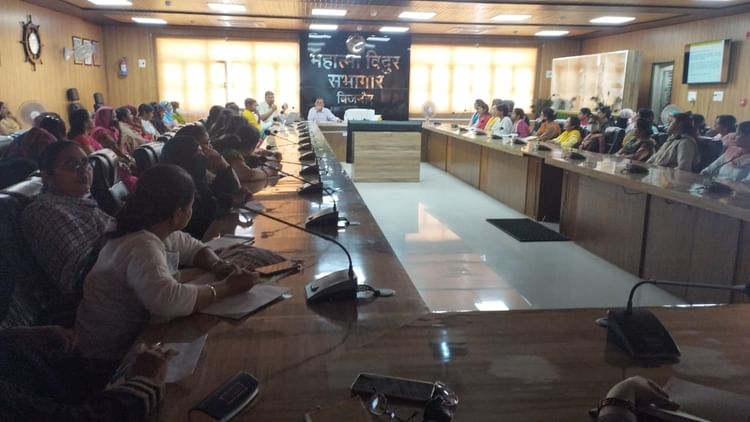 Women Workers Are Being Given Training For 36 Sakhi Booths Built In The ...