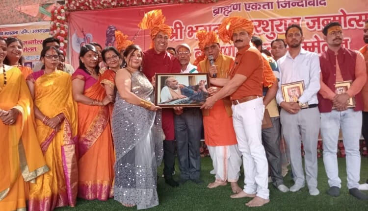 Neem Karoli Baba:कैंची धाम पहुंचे अभिनेता बिंदु दारा, बोले-भक्तों के ...