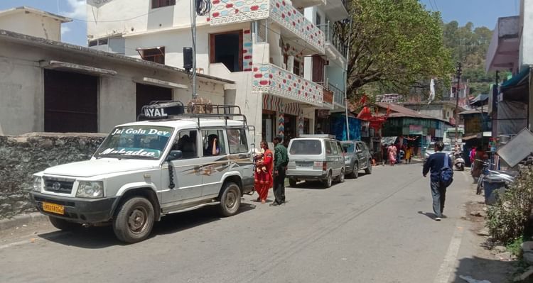 Compulsion To Park Vehicles On The Roadside Due To Lack Of Parking - Almora News - Almora News ...