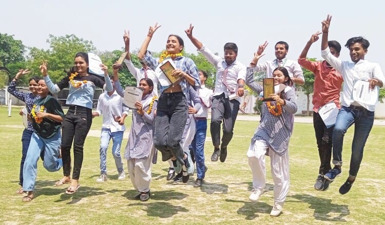 Cbse: Anushka In High School And Prafulla Topper In Inter - Gonda News - सीबीएसई :हाईस्कूल में ...