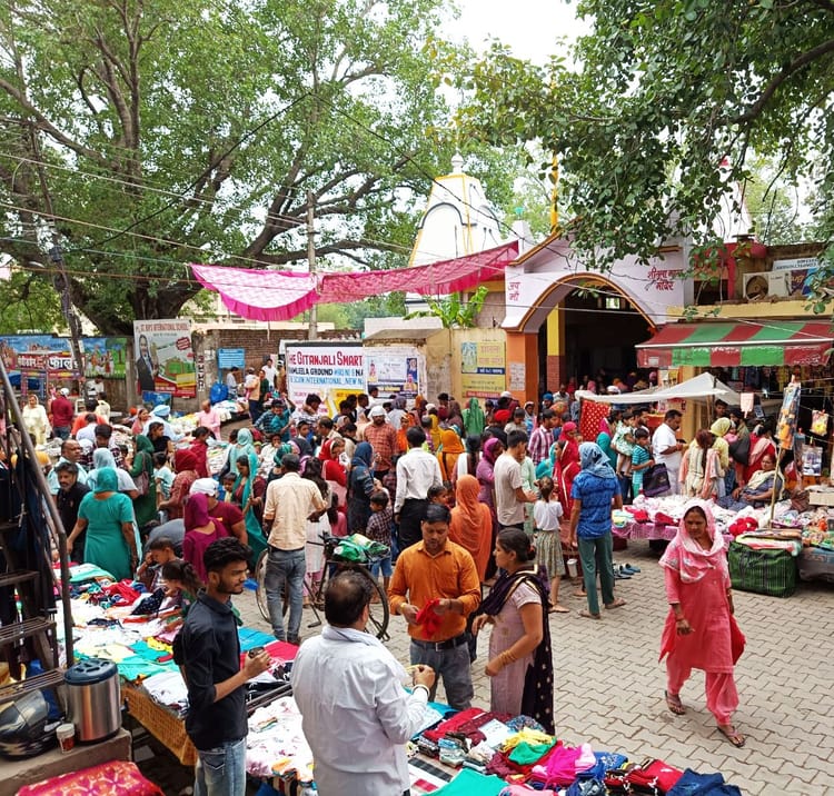 Devotees Bow Their Heads At The Feet Of The Mother On The Third Big ...