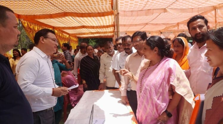 Bijnor News:विधानसभा अध्यक्ष अधिकारियों के रवैये पर असंतुष्ट ...