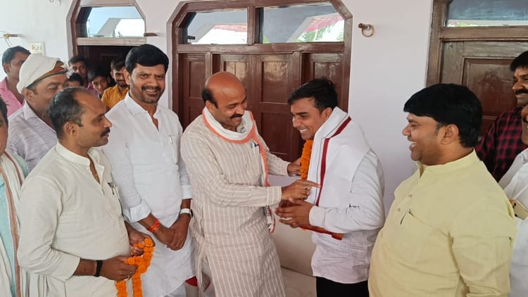 Mp Arrived To Wish Ips Bajrang - Basti News - Basti News:आईपीएस बजरंग ...