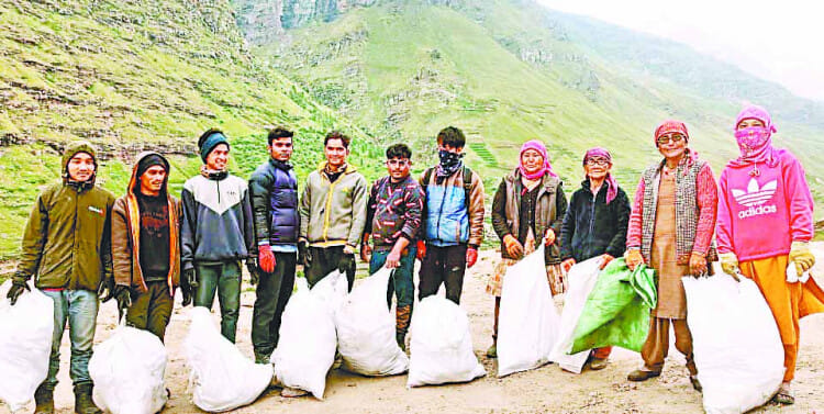 Kullu News:रोहतांग से कोकसर तक फैले कचरे को किया एकत्रित, 600 बोरियां ...