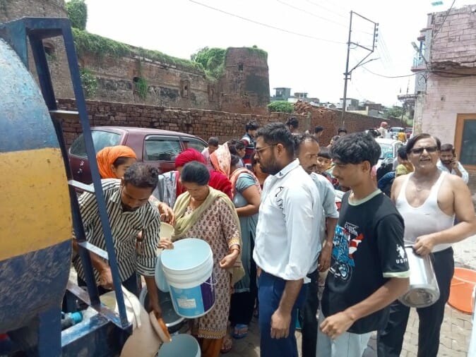 Chandigarh News:मनीमाजरा में पानी के लिए मचा हाहाकार, टैंकरों से पानी ...