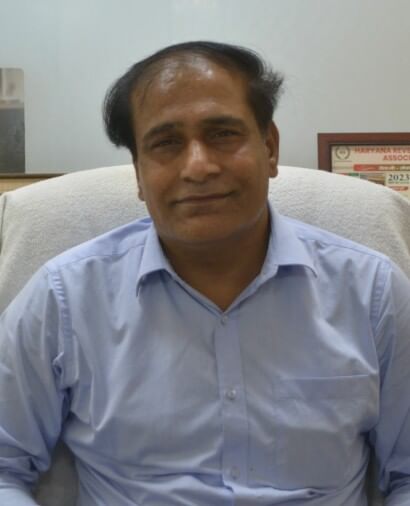 Charkhi Dadri News:तहसीलदार और नायब तहसीलदार रजिस्ट्री करने के लिए बैठे ...