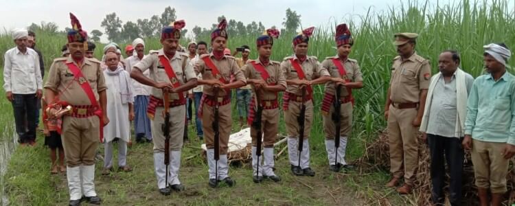 Shahjahanpur News:लोकतंत्र रक्षक सेनानी बादाम सिंह पंचतत्व में विलीन ...