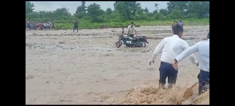 School Childres Crossed River - Nainital News - Nainital News:स्कूली ...